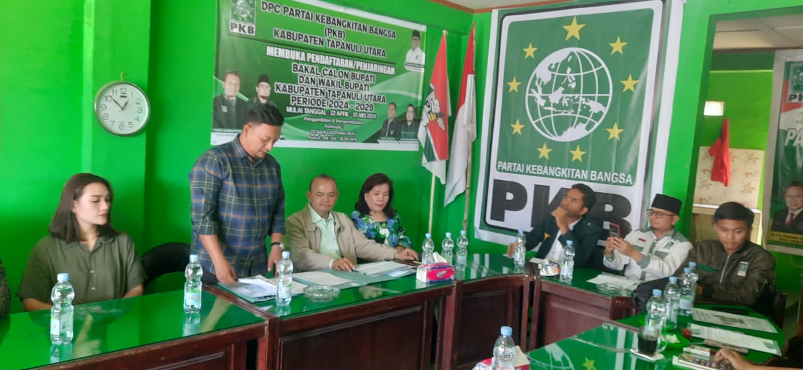 Didampingi Istri Mendaftar, St Jonner Simatupang dan Chrismanto ...