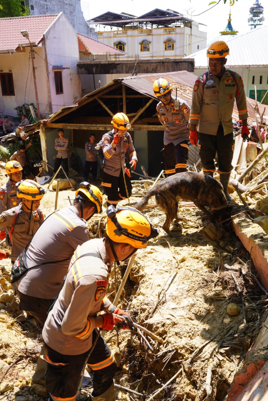 Tim K-9 Polri Temukan Titik Diduga Lokasi Korban Longsor Sibolga, Polda ...
